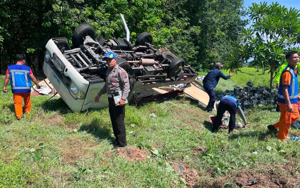 Pecah Ban di Tol Medan-Tebingtinggi, Mobil Pickup Terguling hingga ...
